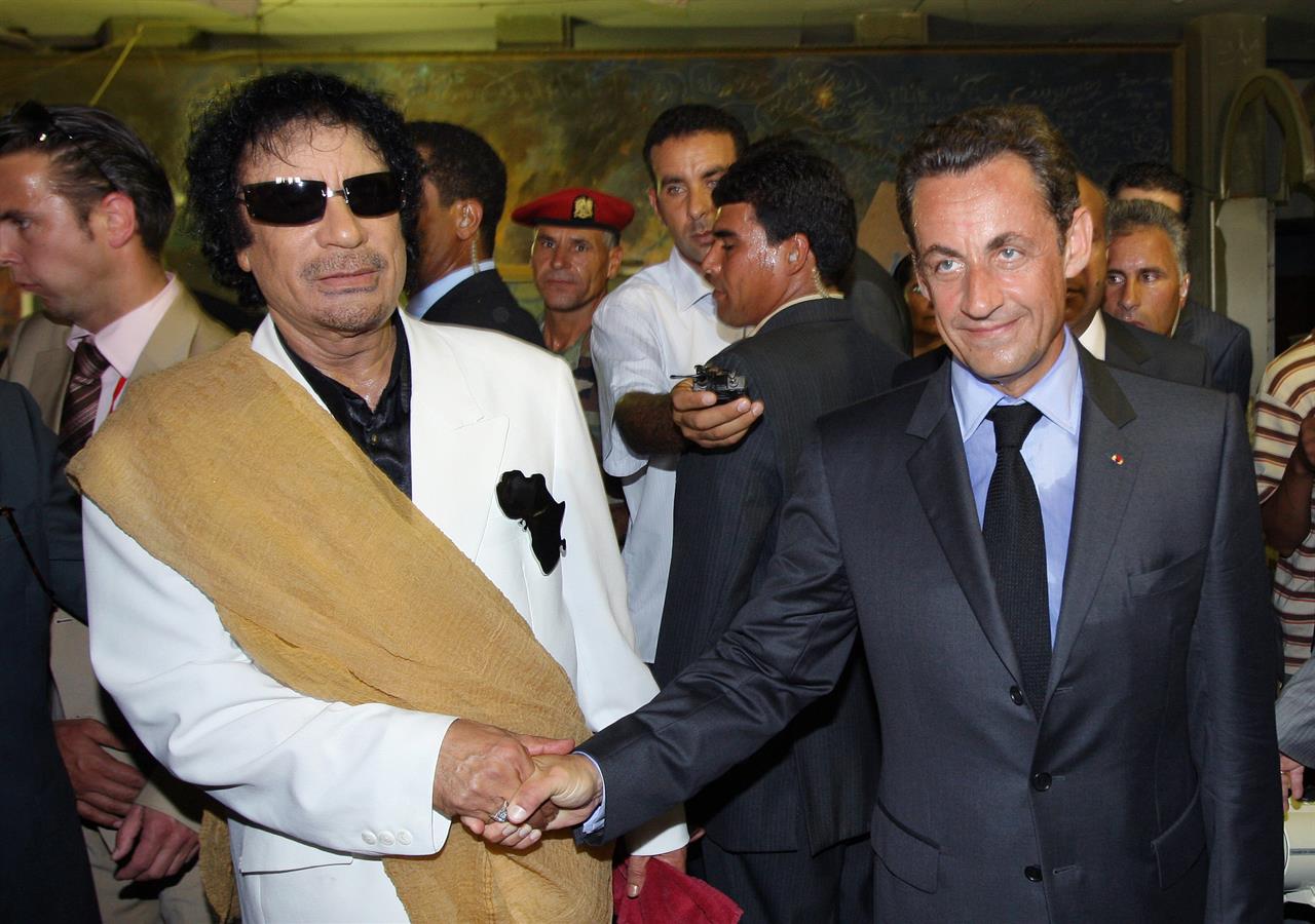 Dopo 40 anni di sgarbi, Sarko si vendica di Gheddafi - Linkiesta.it