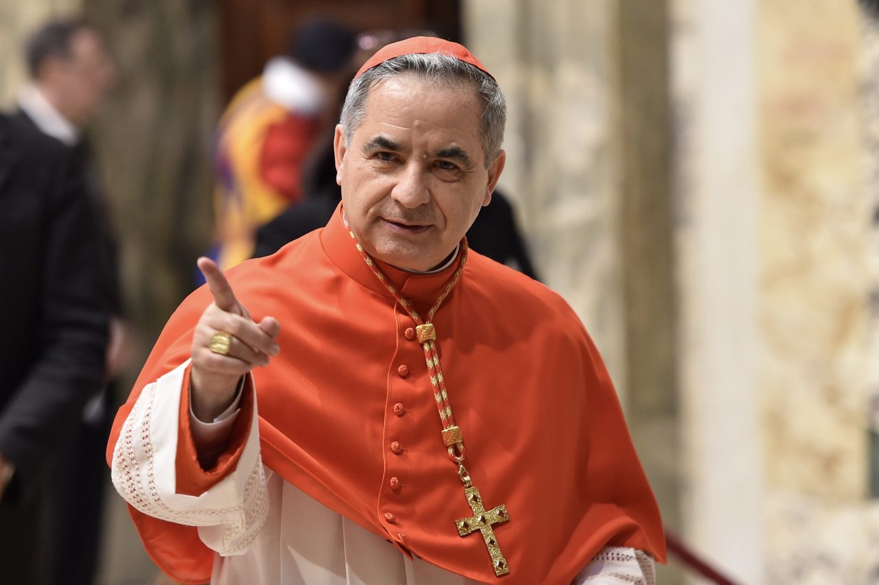 Franciscus iuribus cardinalatui annexis Becciu spoliat praesulque ...